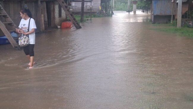 มวลน้ำเทือกเขาสอยดาวไหลสมทบแควหนุมานเอ่อน้ำท่วมชุมชนตลาดเก่าบินทร์บุรี ...